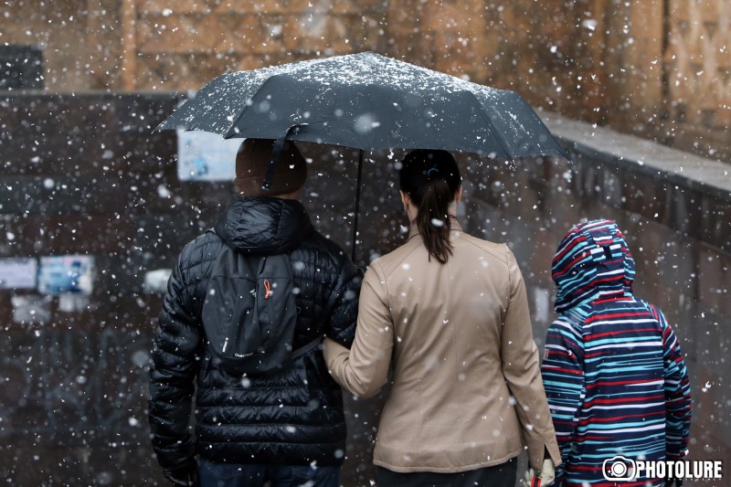 First snow in Yerevan – Photos – Public Radio of Armenia