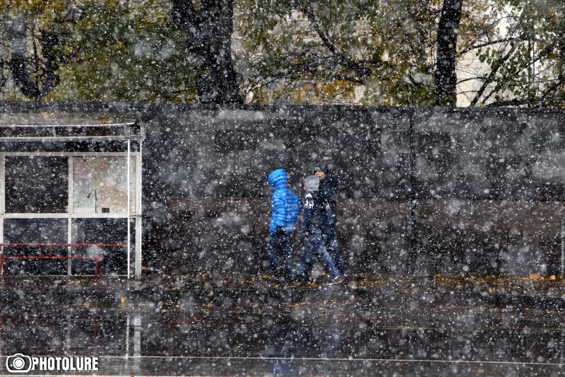 First snow in Yerevan – Photos – Public Radio of Armenia