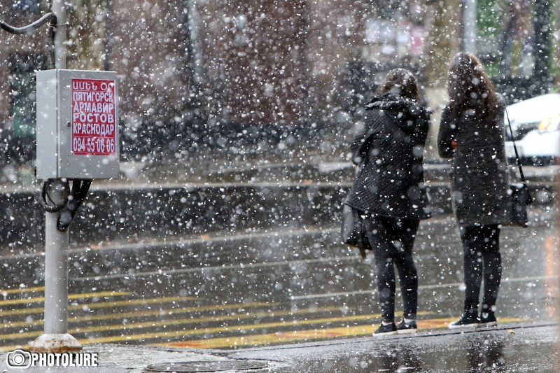 First snow in Yerevan – Photos – Public Radio of Armenia