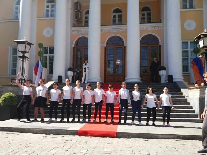 Let’s dance kochari: Armenians come together for a flash mob in Moscow ...
