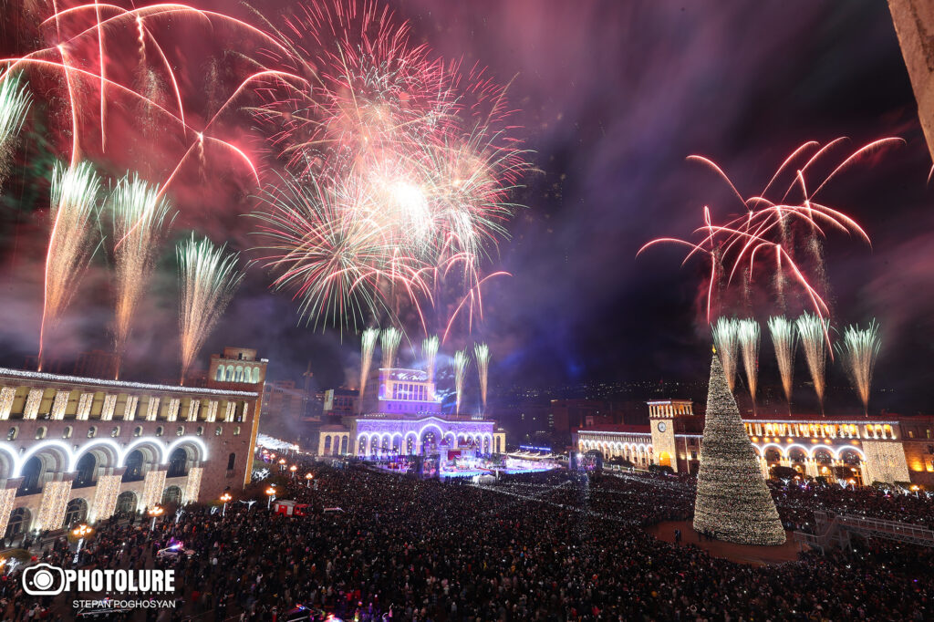 Yerevan’s main New Year Tree lights up Republics Square – Public Radio ...