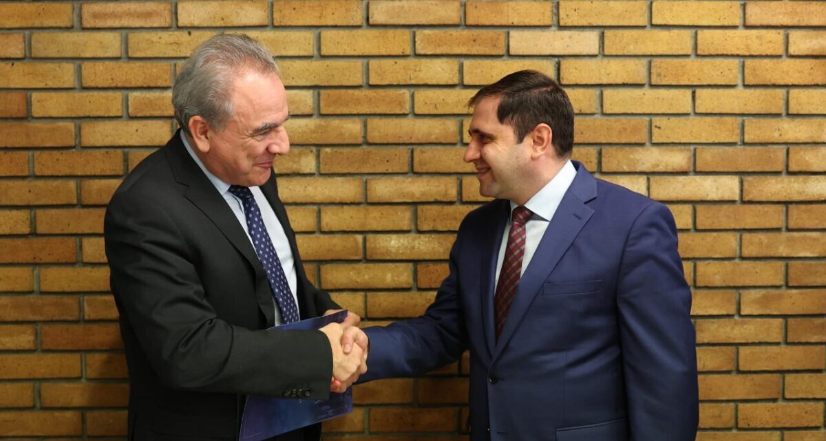 Armenian Defense Minister briefs Greek security official on Crossroads ...
