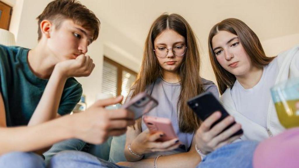 Australian teens navigate new world without social media as ban takes ...